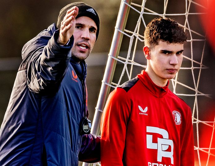 Een maand lang in het spoor van trainer Robin van Persie: ‘Ik wil ver ...