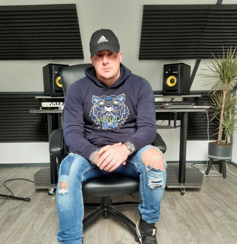 Hoe een 27-jarige rapper op pedofielen jaagt vanuit zijn huiskamer in ...