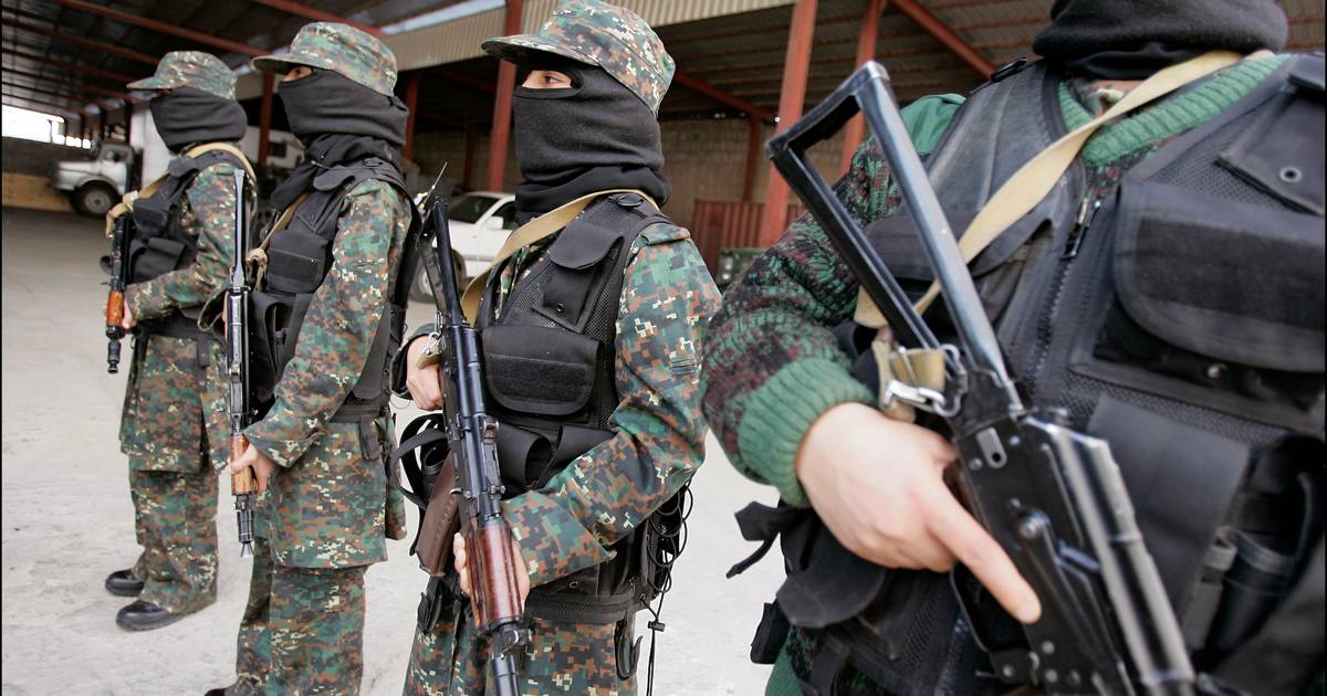 Jemenitische officier kogelt broer-terrorist neer en wordt ... Jemenitische officier kogelt broer-terrorist neer en wordt ...