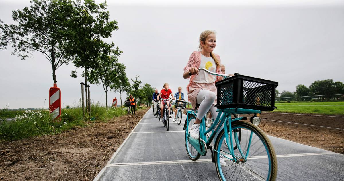 Wereldprimeur: zo rij je over een fietspad vol zonnepanelen, maar is ...