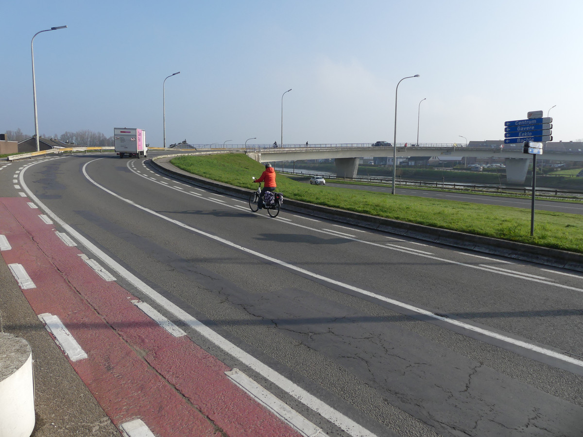Krommebrug krijgt veilig fietspad: oversteek tijdens werken onderbroken ...