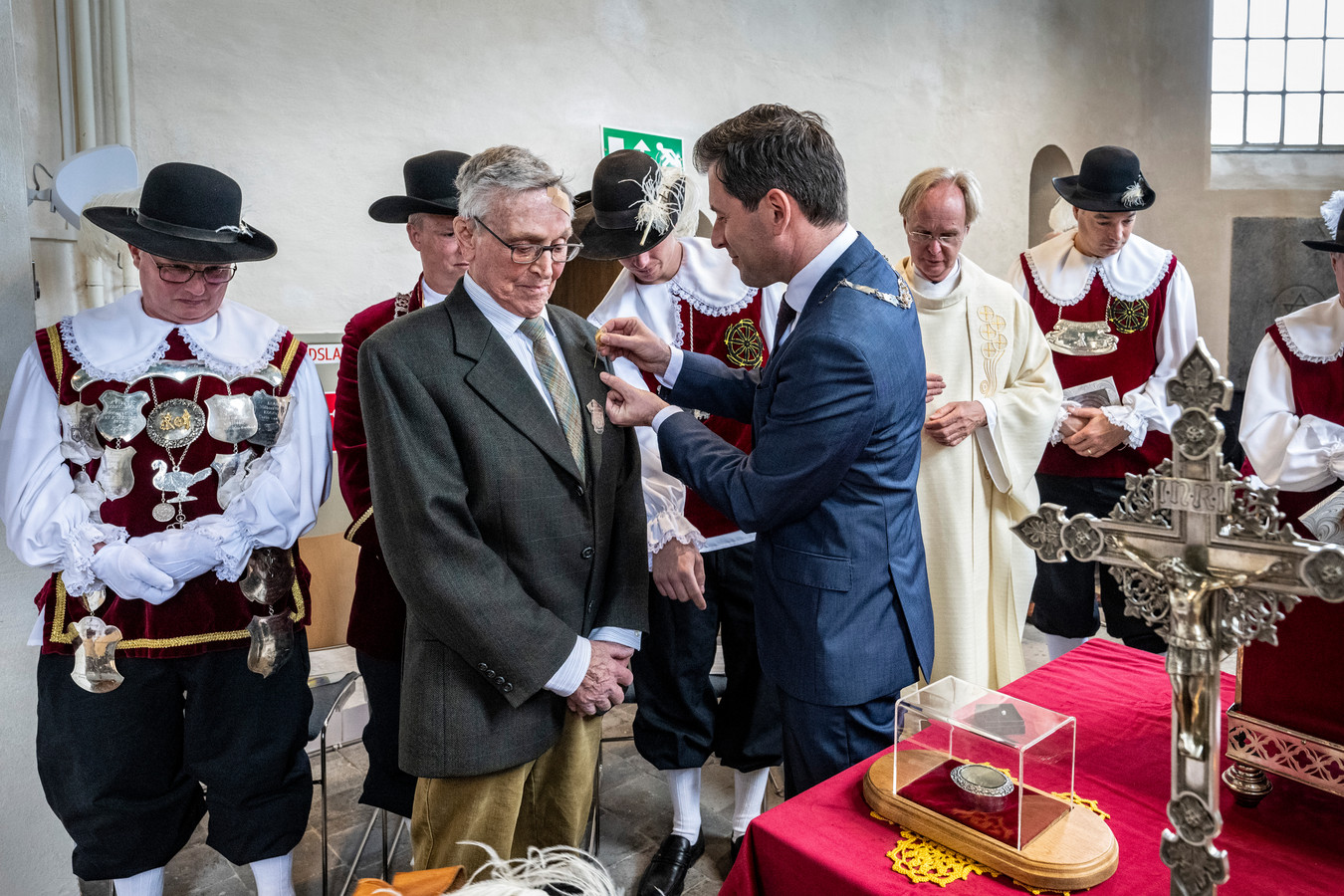 Gerard (87) is 70 jaar bij het gilde en schiet nog gewoon mee | Foto ...