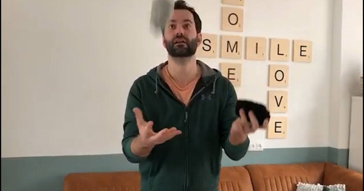 Gymleraar geeft online les: slalommen, jongleren en bouwen met wc ...