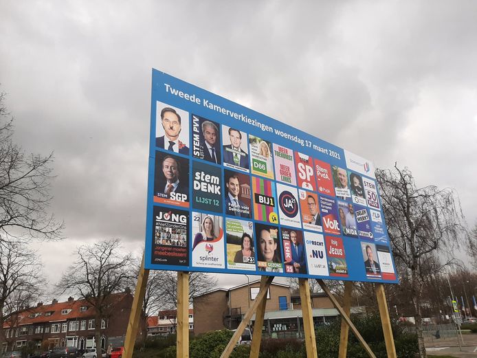 Poster van Mark Rutte op metershoog verkiezingsbord beklad met ...