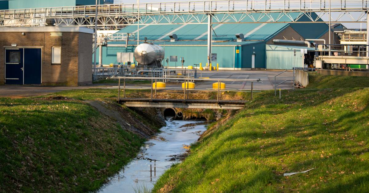 Twentekanaal opnieuw vervuild met dioxaan; kanaal wordt ‘doorgespoeld ...