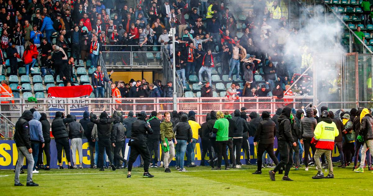 ADO Den Haag begint seizoen in leeg stadion na straf voor rellen bij ...