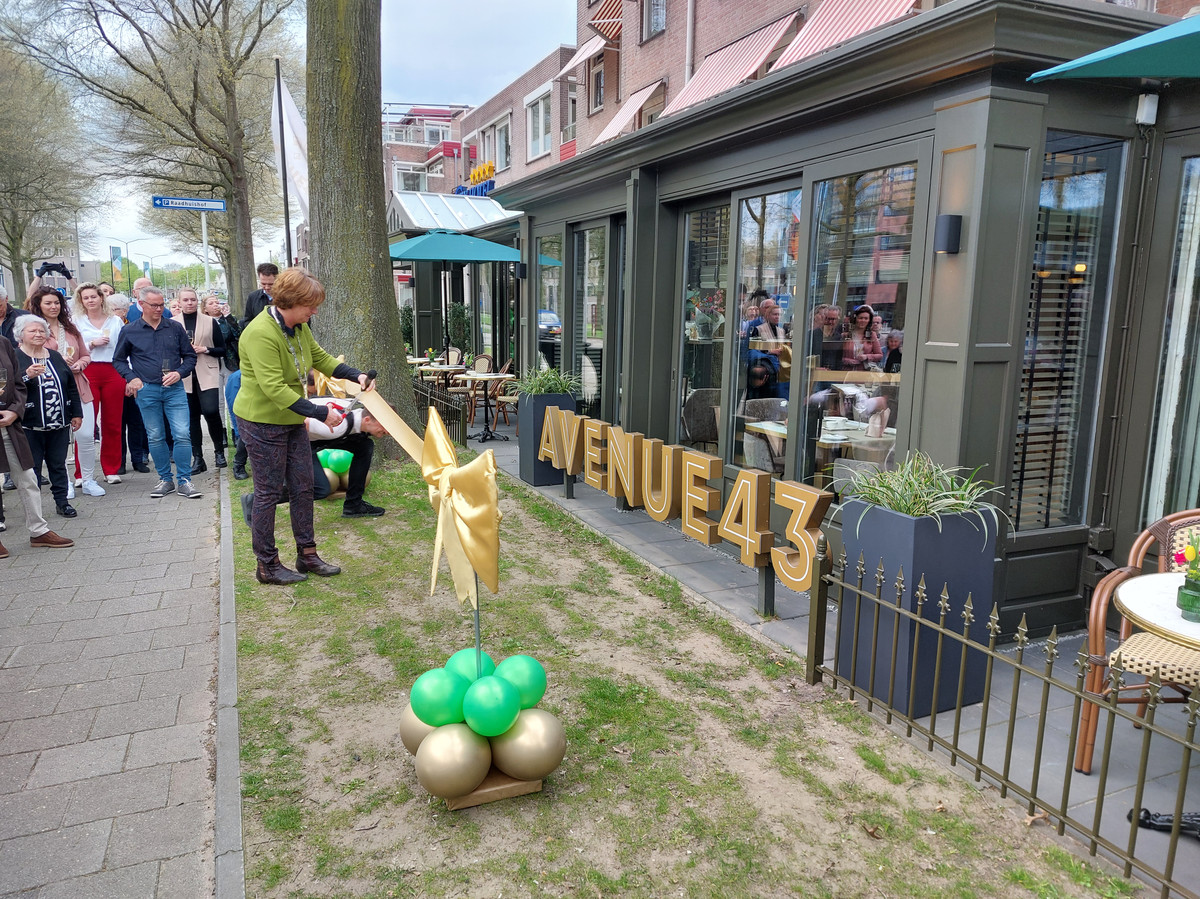 Burgemeester Oss opent terras van ‘stamkroeg’ aan Raadhuislaan | Foto | AD.nl