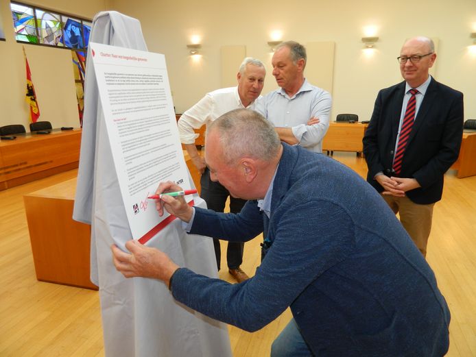 Aalter en Knesselare ondertekenen charter ‘toegankelijke gemeente’ | Aalter | hln.be