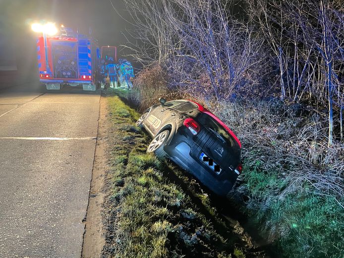 Verstrooid koppel belandt met auto in de gracht in Ardooie | Ardooie ...
