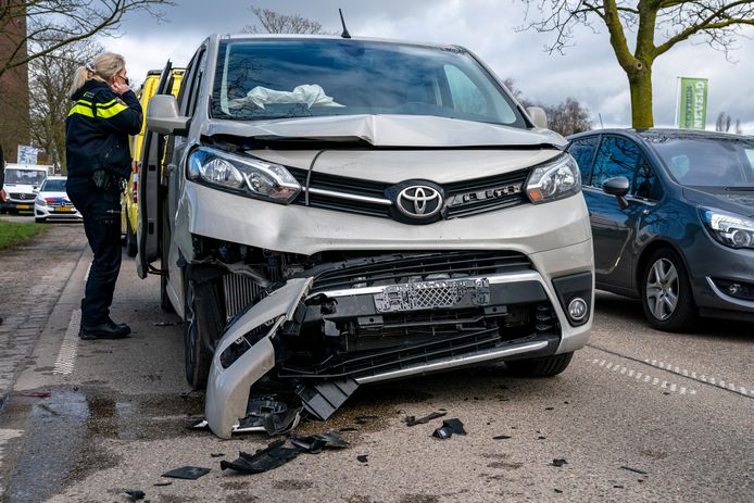 Ravage na kop-staartbotsing in Made tussen twee auto's | Oosterhout ... Ravage na kop-staartbotsing in Made tussen twee auto's | Oosterhout ...