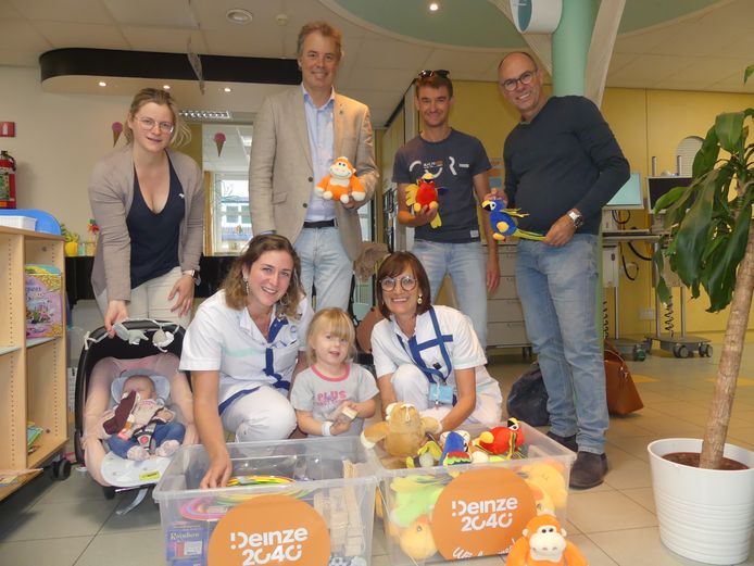 Stad Deinze schenkt speelgoed en knuffels aan kindjes in ziekenhuis ...
