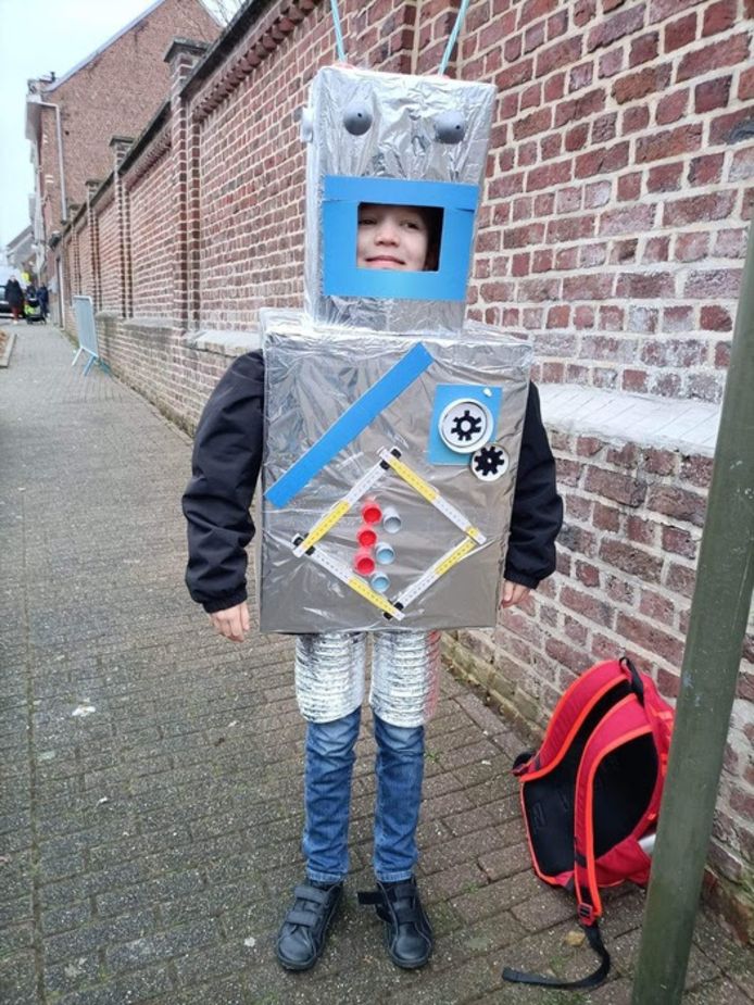 Vince uit Welle steelt de show met zelfgemaakt kostuum van robot ...