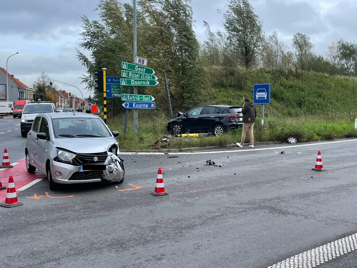 Wagens botsen op kruispunt R8 tussen Kuurne en Kortrijk | Foto | hln.be