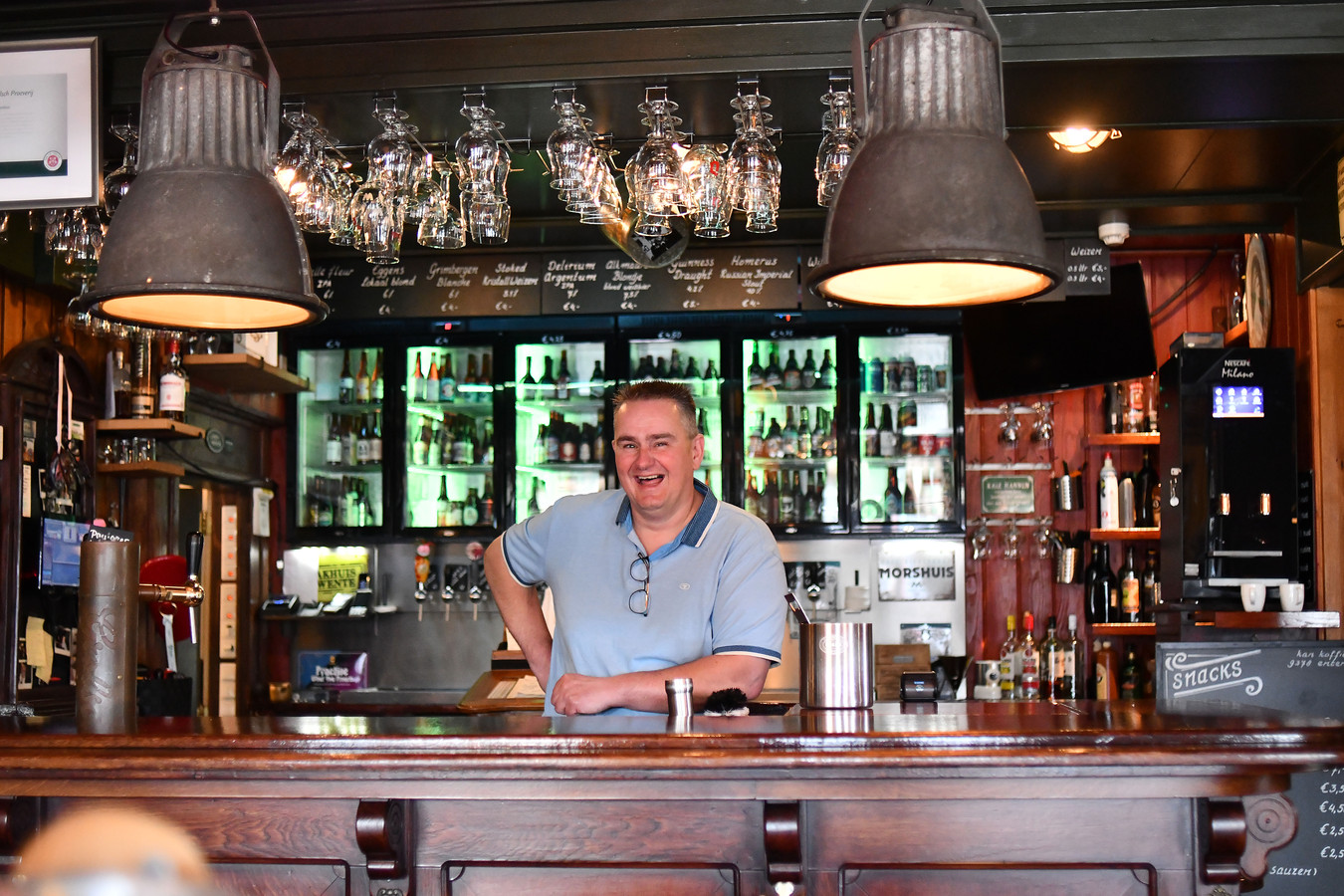 Café Morshuis dicht? Dat nooit, dus springt Walter uit Albergen ...