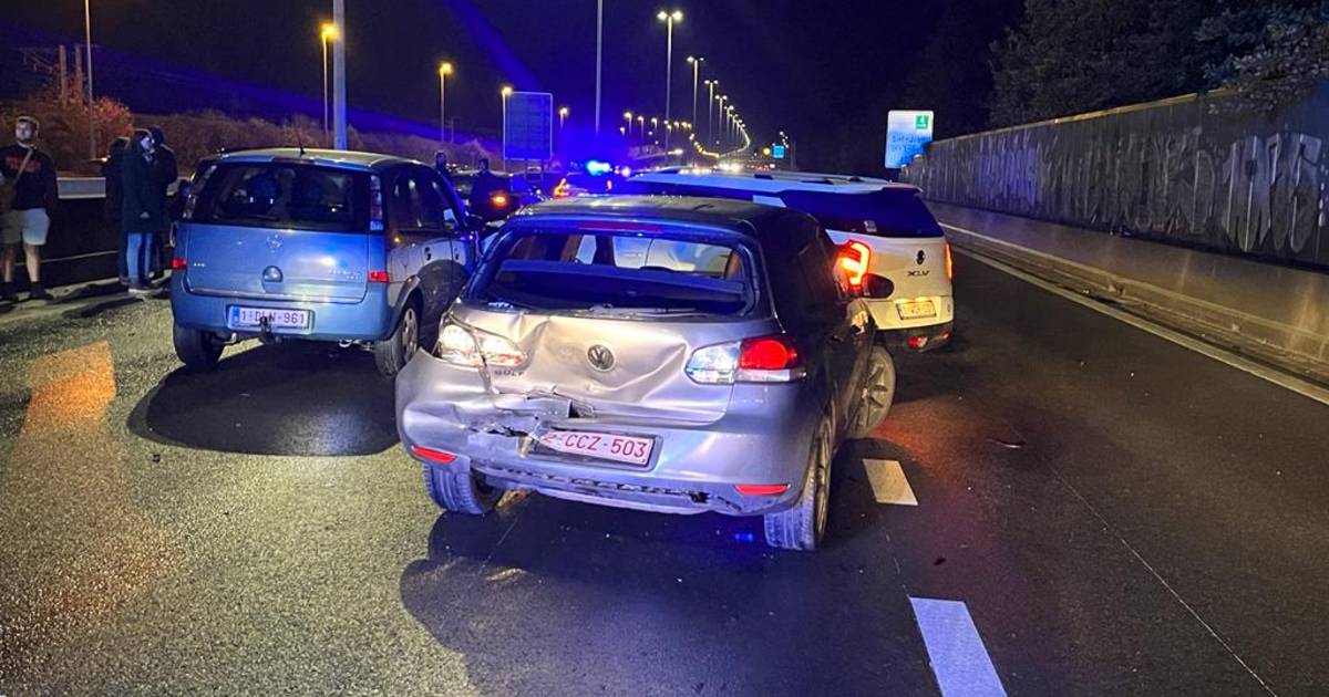 Wagen in panne op E19 veroorzaakt ongeval met zes voertuigen | Schoten ...