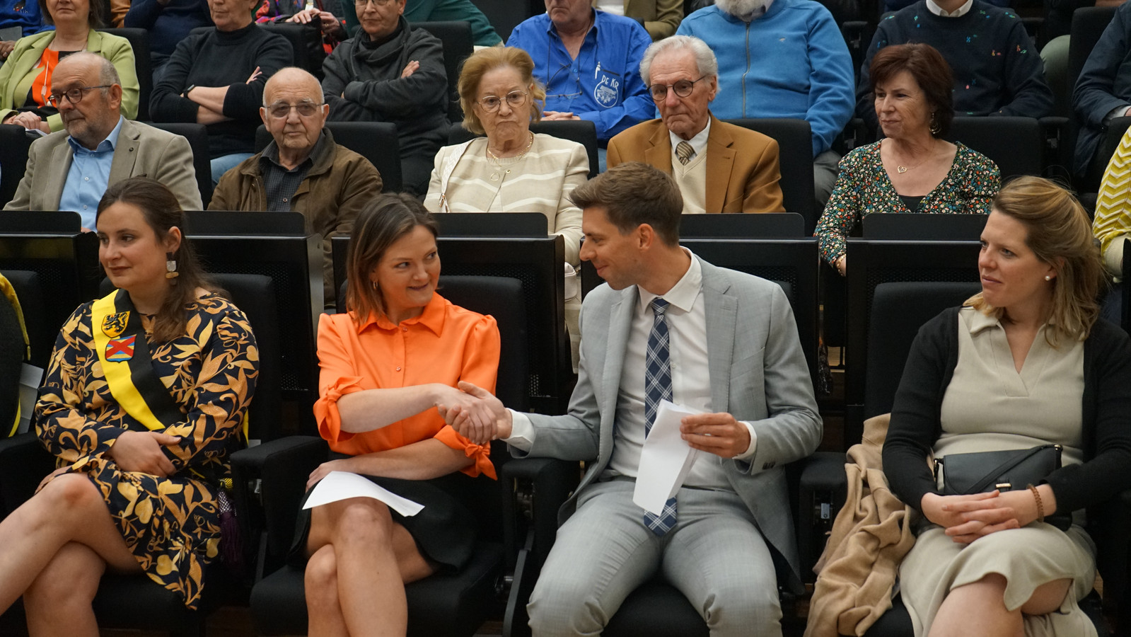 Lien Van Dooren en Jeroen Verhulst leggen eed af als schepen, Raf Van ...