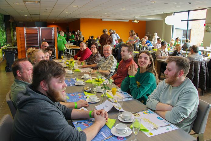 Meer dan 300 eters schuiven voetjes onder tafel voor lenteontbijt | Mol ...