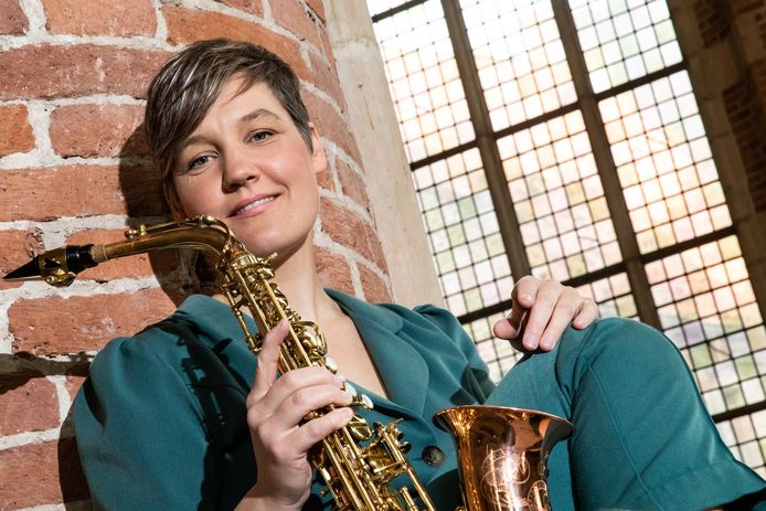 Saxofonist Lotte Pen werkt in het zicht van publiek in Deventer pand ...