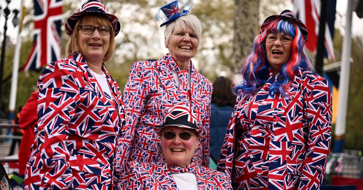 Britse royalty-fans pakken uit met kostuums en hopen glimp van ...