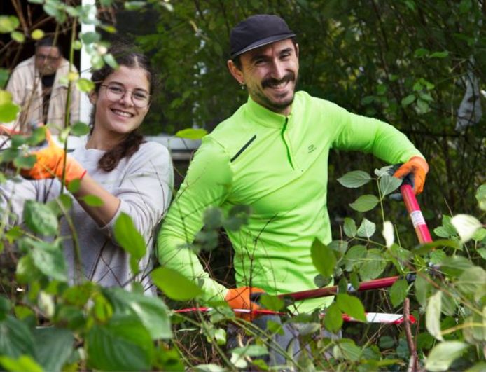 Vrijwilligers in Gouda helpen mensen met vergroenen van hun tuin ...
