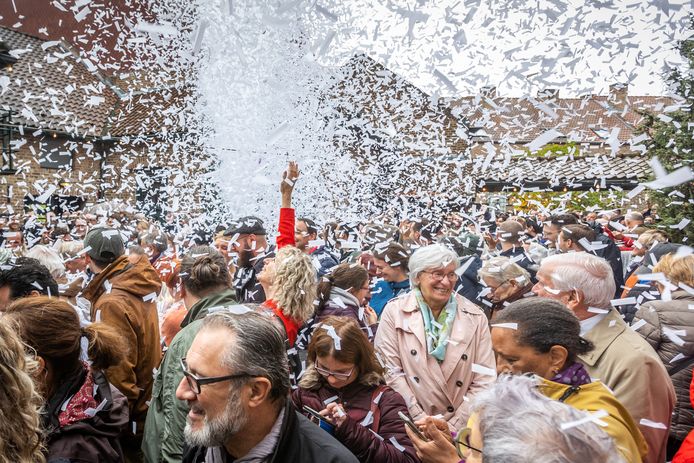 JENEVERFEESTEN. Liters drank, tradities om in ere te houden en bakken regen: dit was dag één van ...