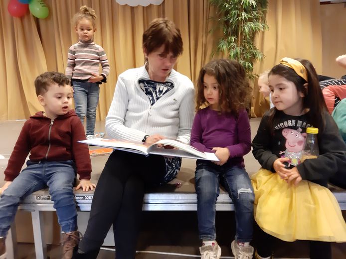 Ademloos luisteren naar Lot uit Sesamstraat in bibliotheek Almelo ...