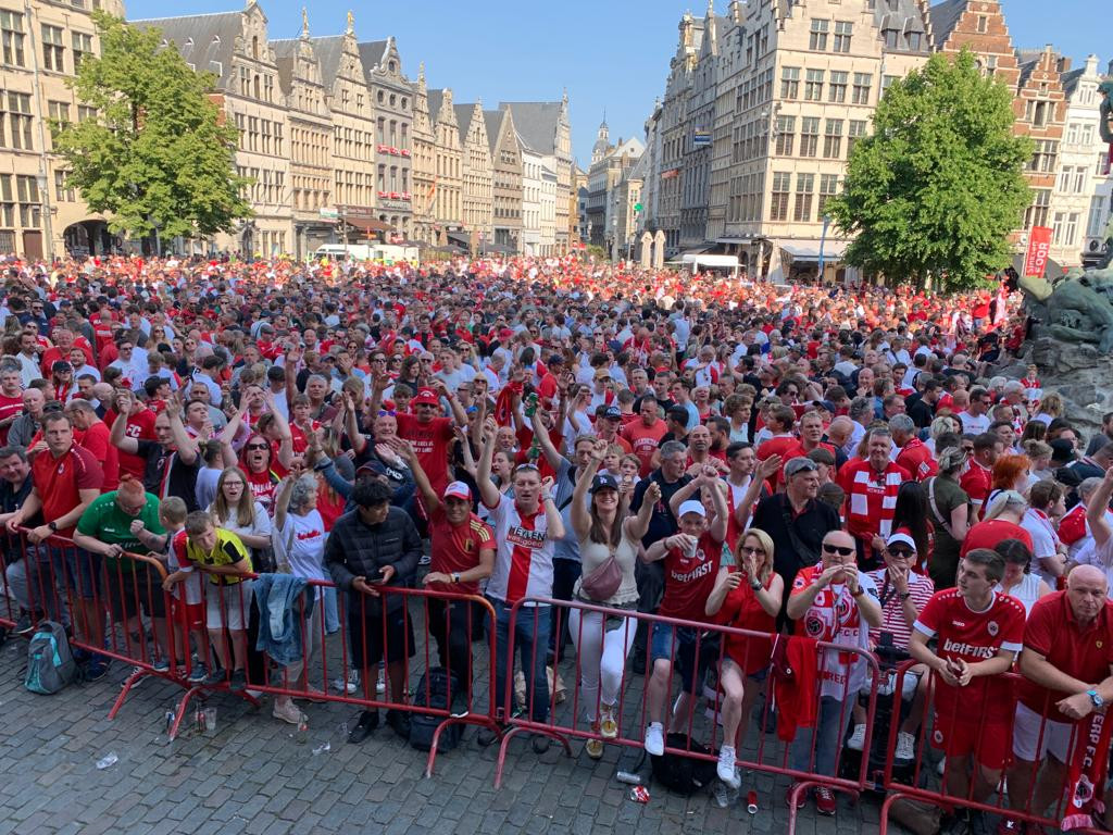 SUPPORTERSBLOG ANTWERP KAMPIOEN. Antwerp-spelers verlaten Grote Markt ...