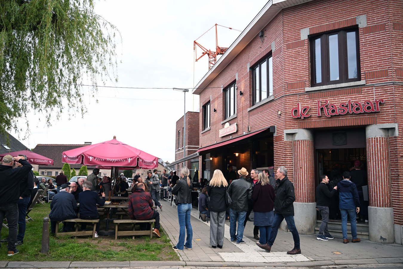 Veel aanwezigen op afscheidsdrink voor terminale cafébaas Eric (58 ...