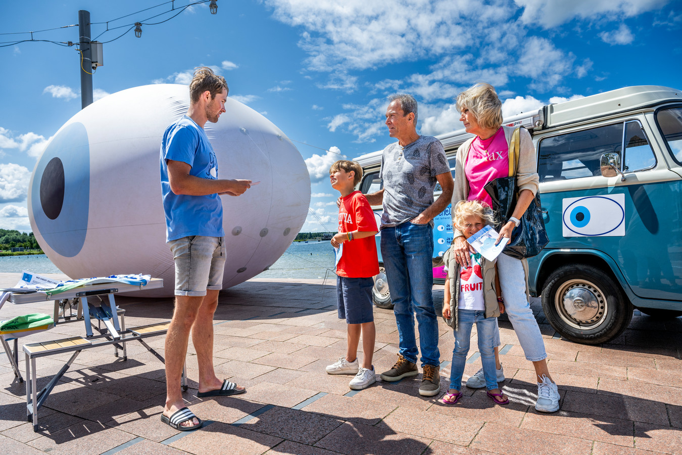 Dringende oproep aan ouders op het strand: ‘Leg die telefoon weg en let ...