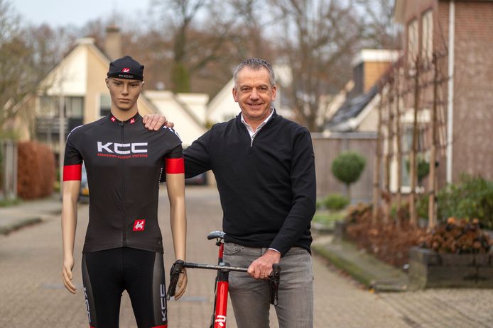 Hengeloër Rob Kleinsman verkoopt met KCC duizenden wielershirts per ...