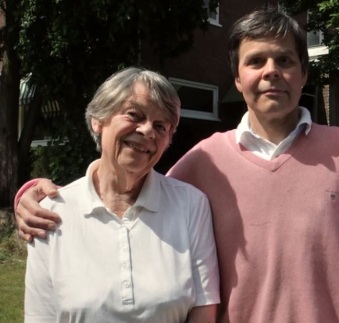 Moeder (90) van Kees Momma, bekend van docu Kees vliegt uit, overleden ...