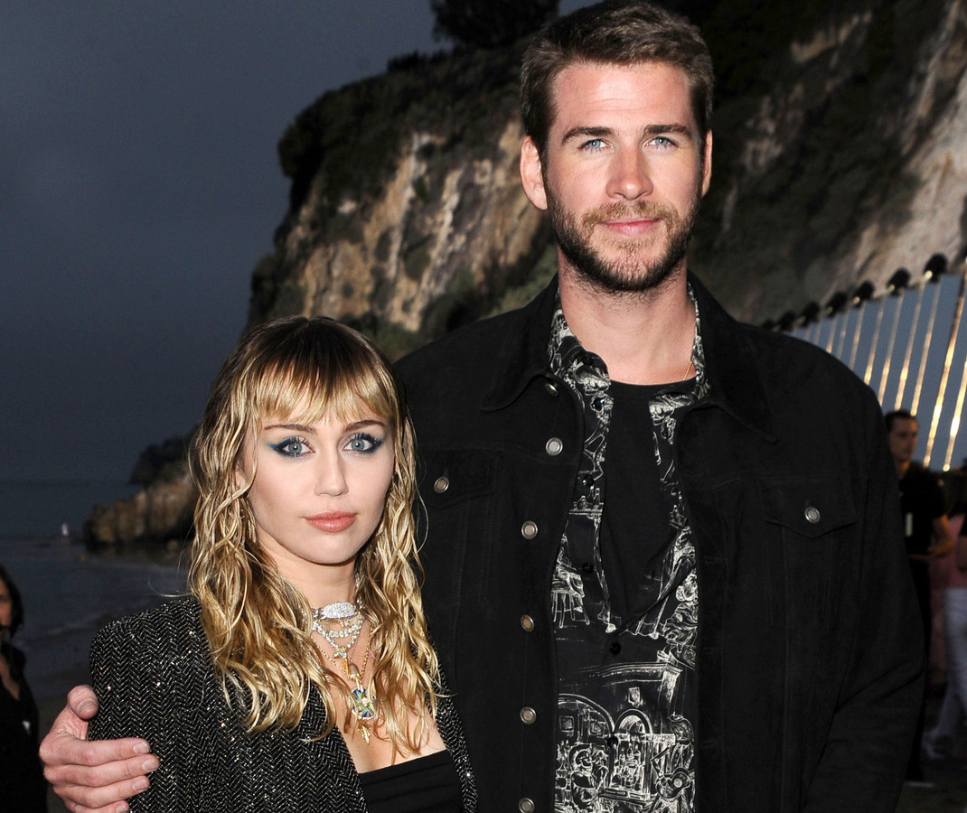 Weer moet Liam Hemsworth het ontgelden in een clip van zijn ex Miley ...