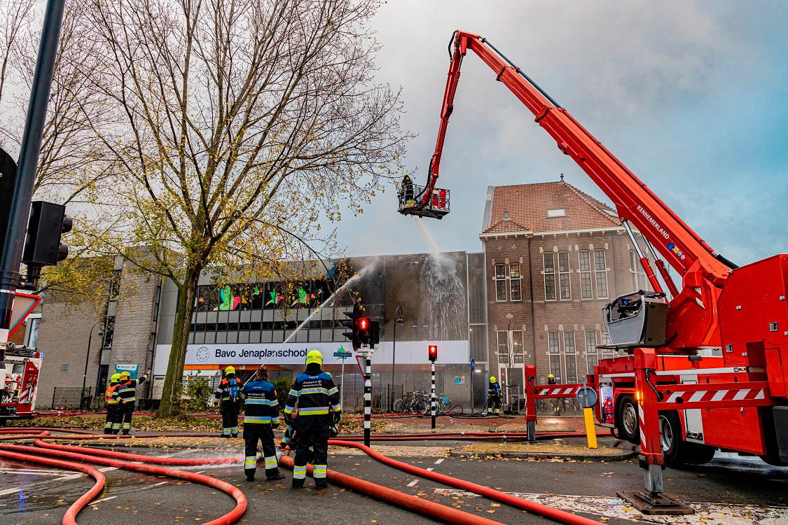 Grote brand in schoolgebouw Haarlem, politie zoekt groepje jongeren ...