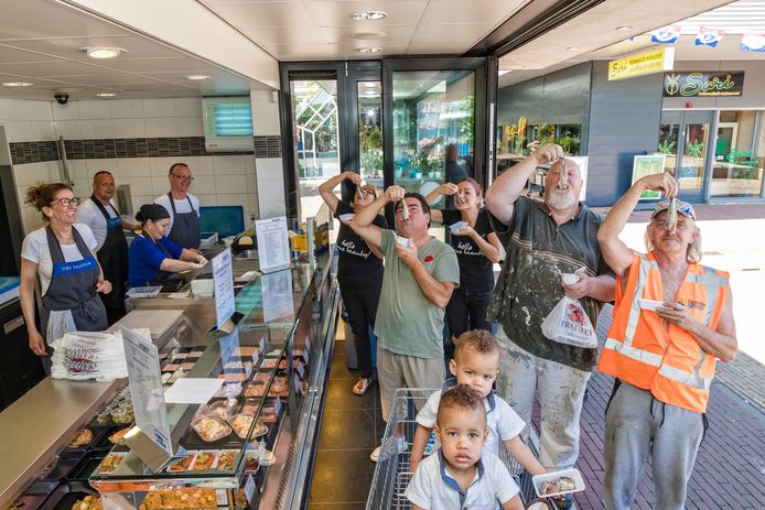 Zoetermeerse visboeren vieren feest met nieuwe haring | Zoetermeer | AD.nl Zoetermeerse visboeren vieren feest met nieuwe haring | Zoetermeer | AD.nl