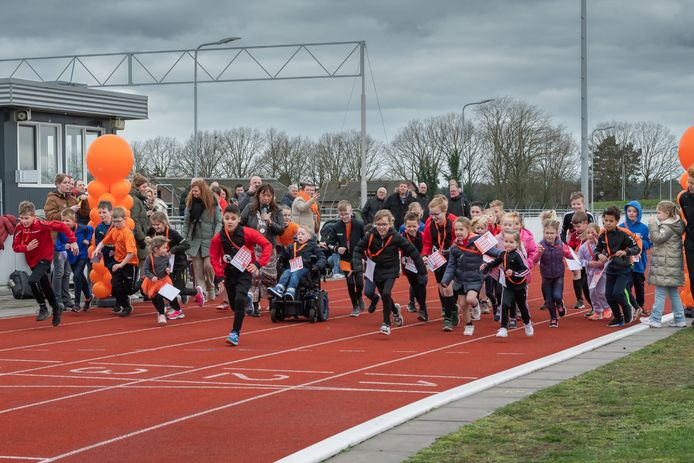 ‘Team Spierbundel uit Sprundel’ kan met extra zak geld naar Oranjepad ...