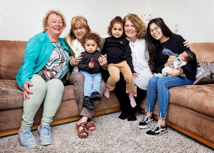 Jong moeder en nu vijf generaties: ‘Zoveel kinderen en kleinkinderen is ...