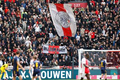 F-Side van Ajax zingt Alex Kroes toe en vindt dat Michael van Praag weg ...
