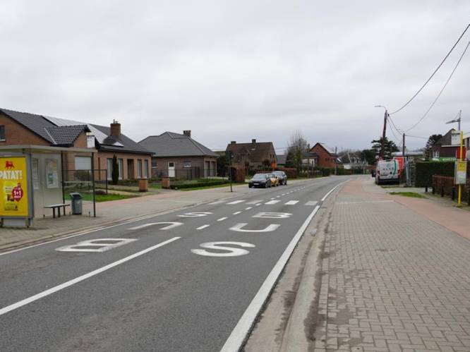 IN BEELD. Buurtbewoners tonen solidariteit aan de poort van Van Hool ...
