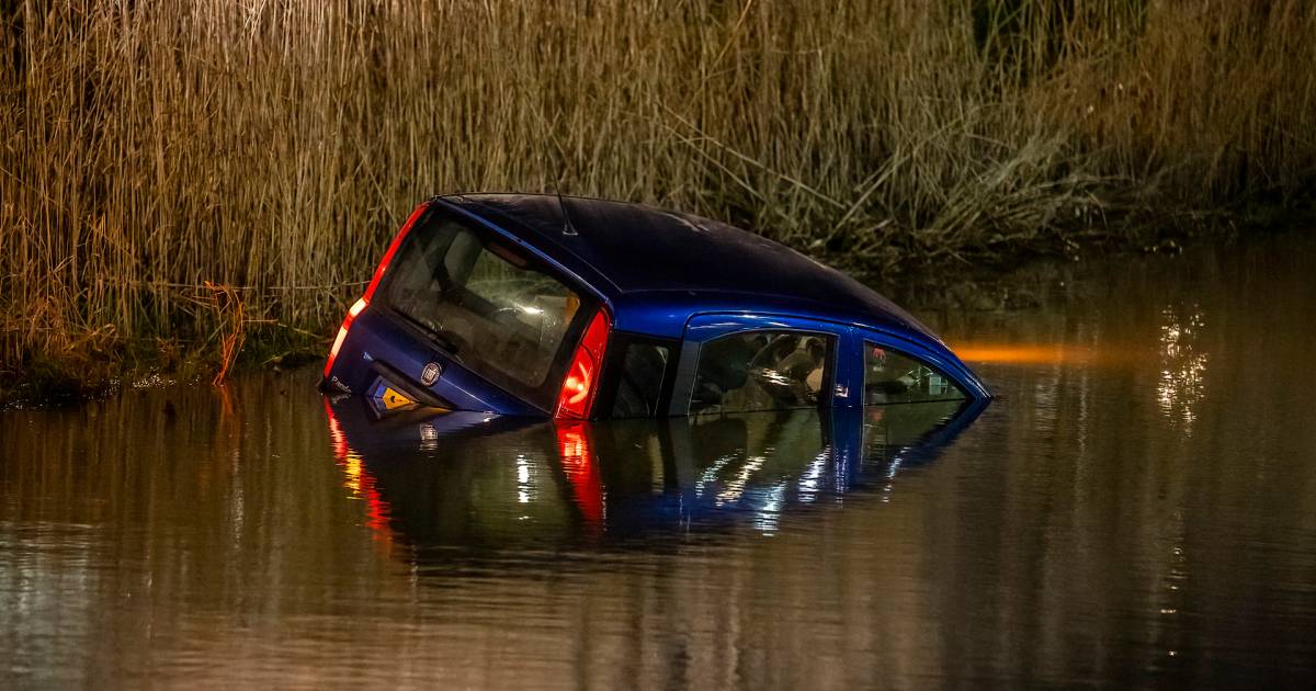 Automobilist raakt macht over stuur kwijt en belandt in water in Tilburgse wijk | Tilburg | ed.nl
