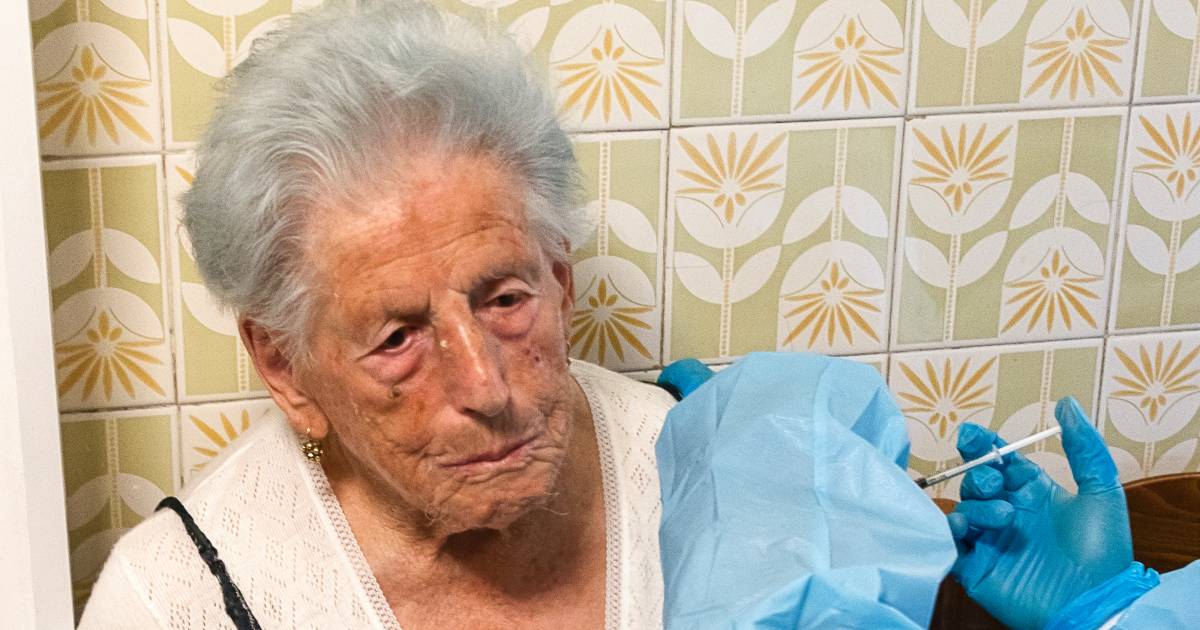 Terwijl Francesca (100) aan haar keukentafel zit, krijgt ze een corona ...