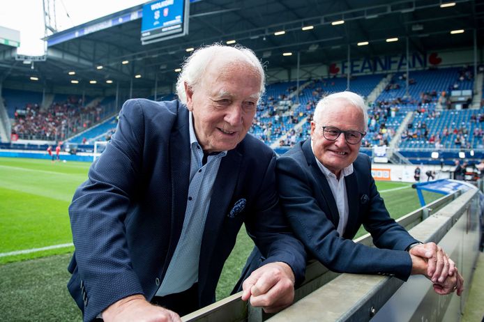 Riemer en Foppe kijken hoofdschuddend toe bij hun eigen feestmiddag ...