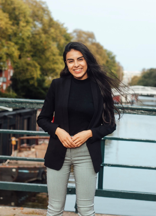 Manal (22) vertegenwoordigt jongeren bij VN en sprak voor de koning ...