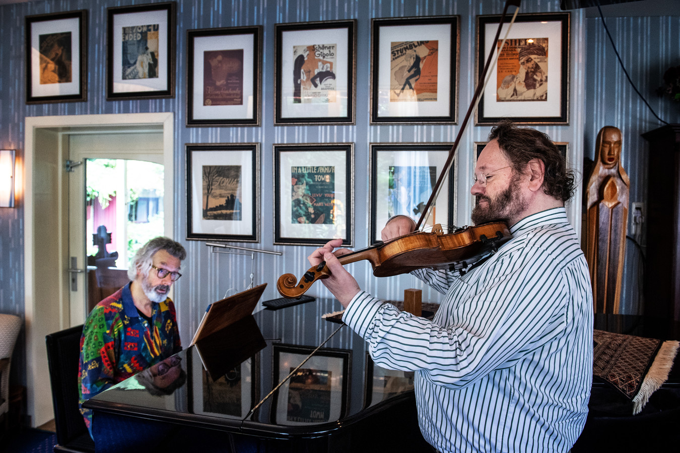 Geen festival? Ook de zanger en het strijkorkestje op het feestje balen ...