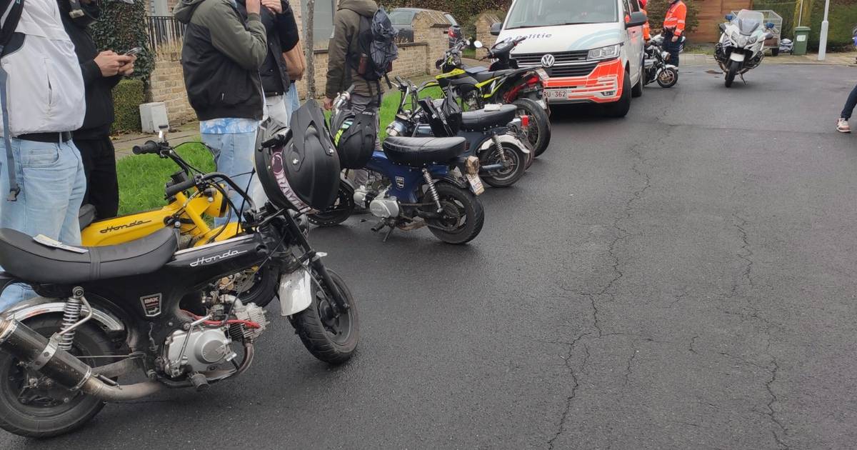 Bromfietser lijkt niet in orde te zijn met inschrijving: “Twee jaar ...