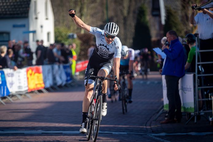 Net geen bloemen voor thuisrijder Marijn Maas in ‘zijn’ Ronde van ...