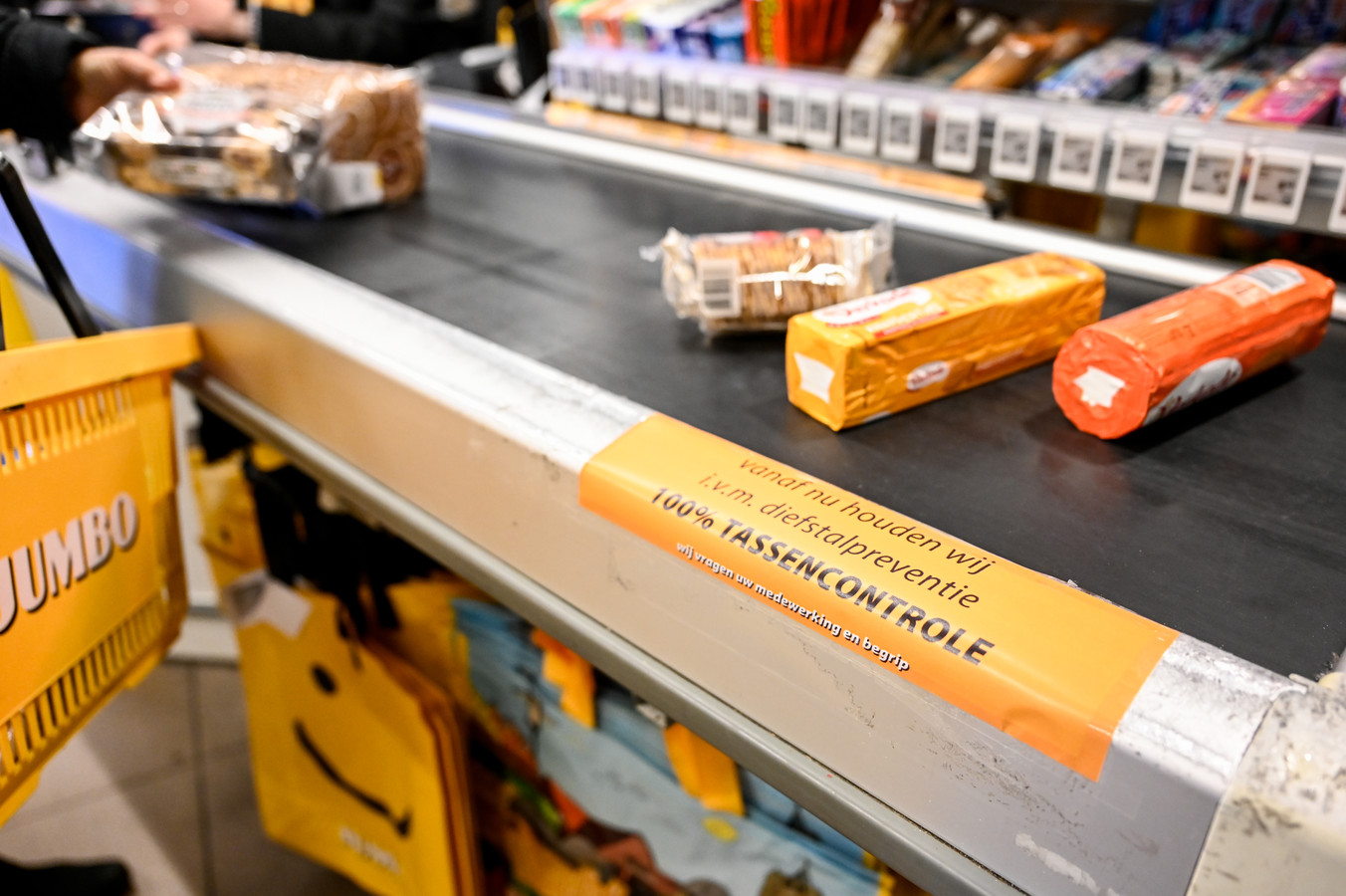 Elke klant krijgt een tassencontrole bij de Jumbo in Renesse: ‘Honderd ...