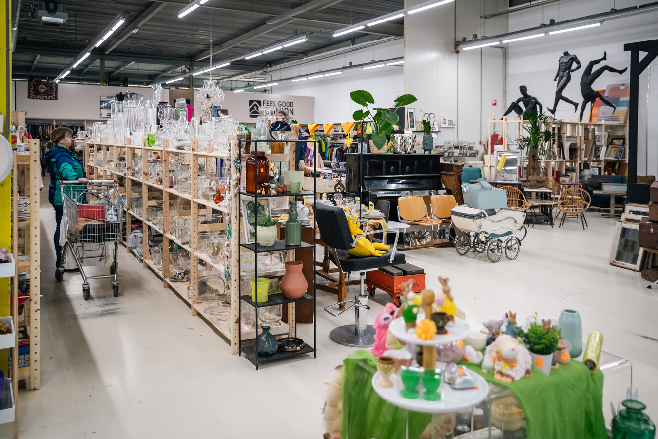 Kringloopwinkel duurder, maar toch steeds drukker: ‘Als je goed zoekt ...