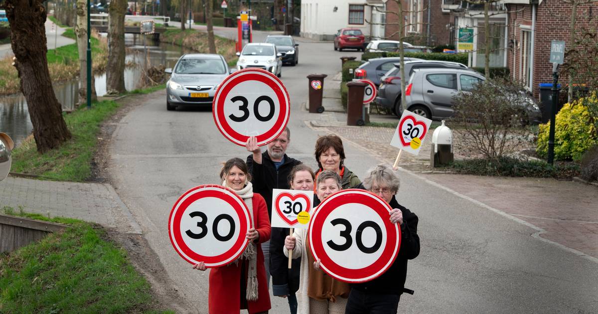 ‘30 km, dank!’: bewoners voeren actie om snelheid in bebouwde kom Lopikerkapel omlaag te krijgen ...