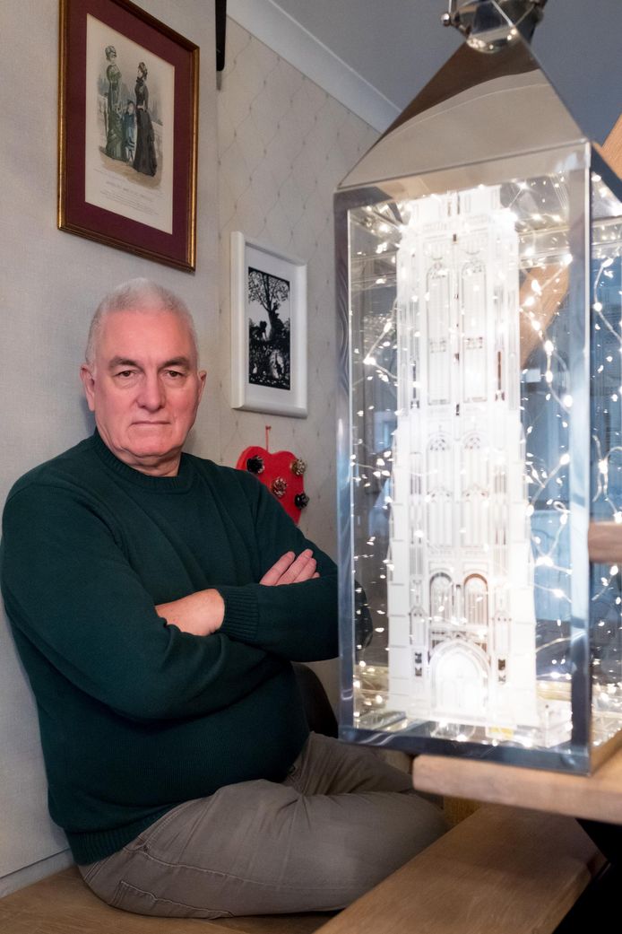 Eric bouwt toren Sint-Rombouts in raamfolie | Mechelen | hln.be