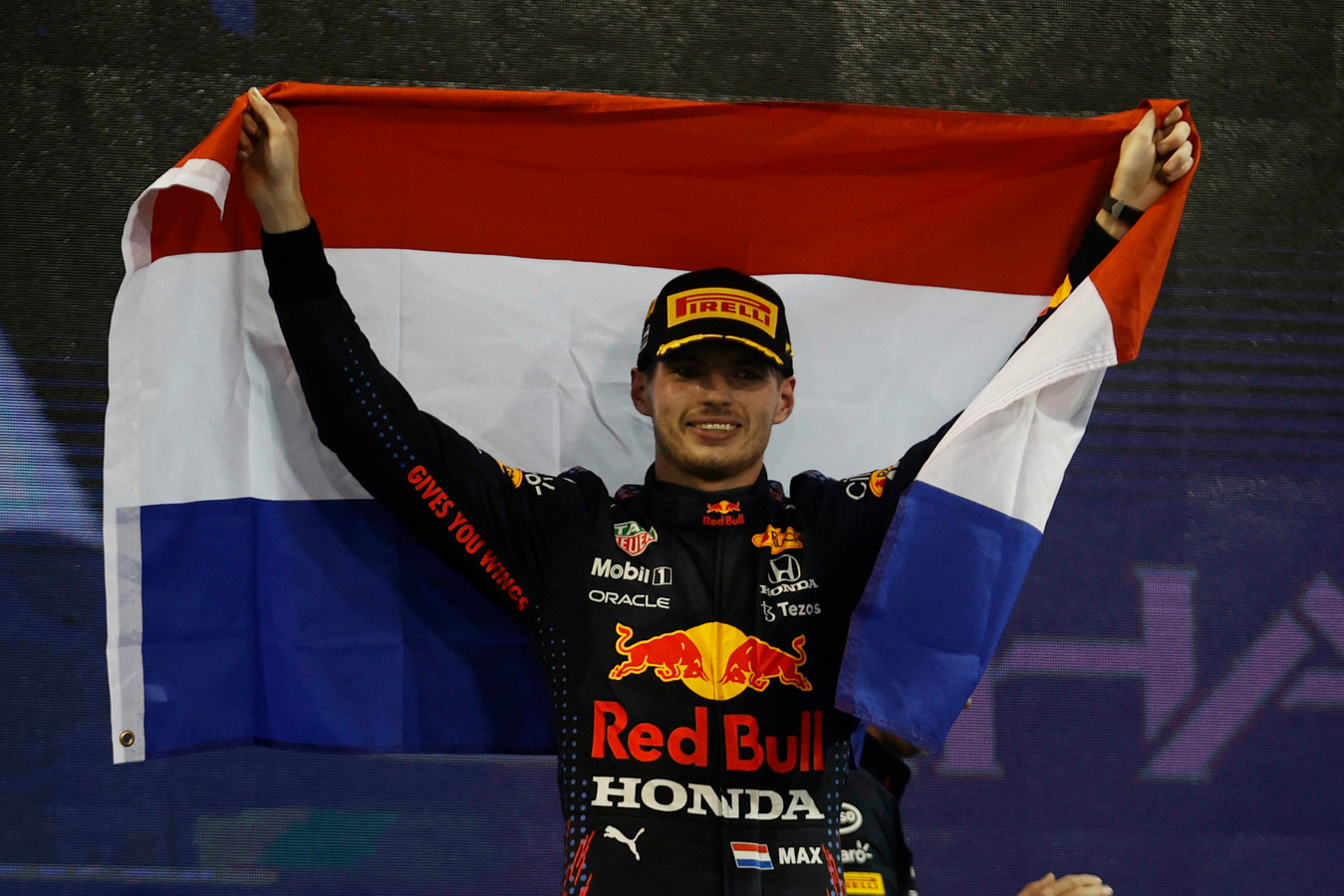 Max Verstappen neemt kampioensbokaal in ontvangst: ‘Dit was een ...